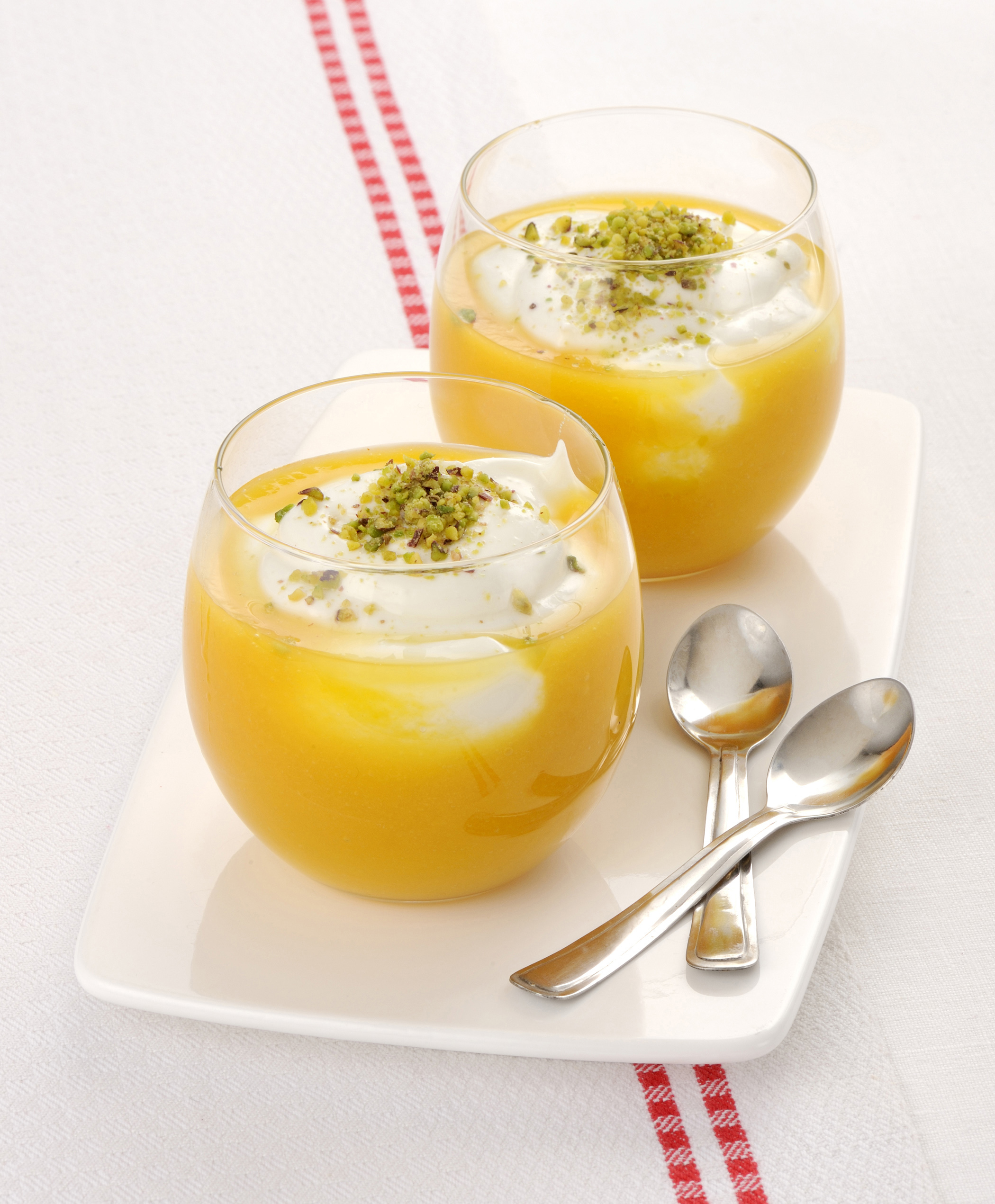Ricetta Coppette di crema allo yogurt e albicocche - Donna Moderna