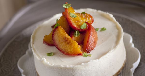 Ricetta Cheesecake con pesche caramellate - Donna Moderna