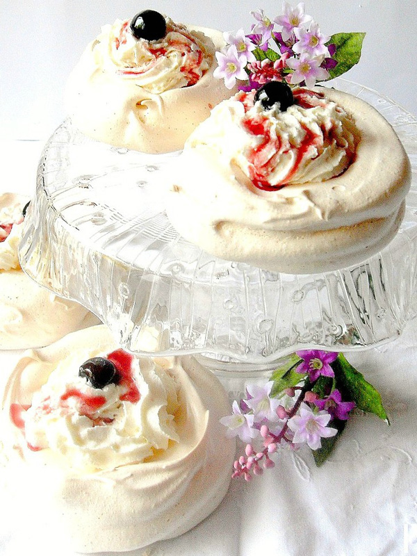 Mini pavlove con panna e amarene - Donna Moderna