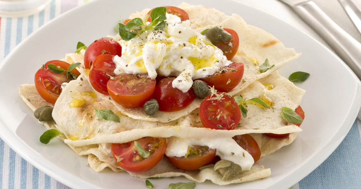 Ricetta Caprese con burrata e pane carasau - Donna Moderna