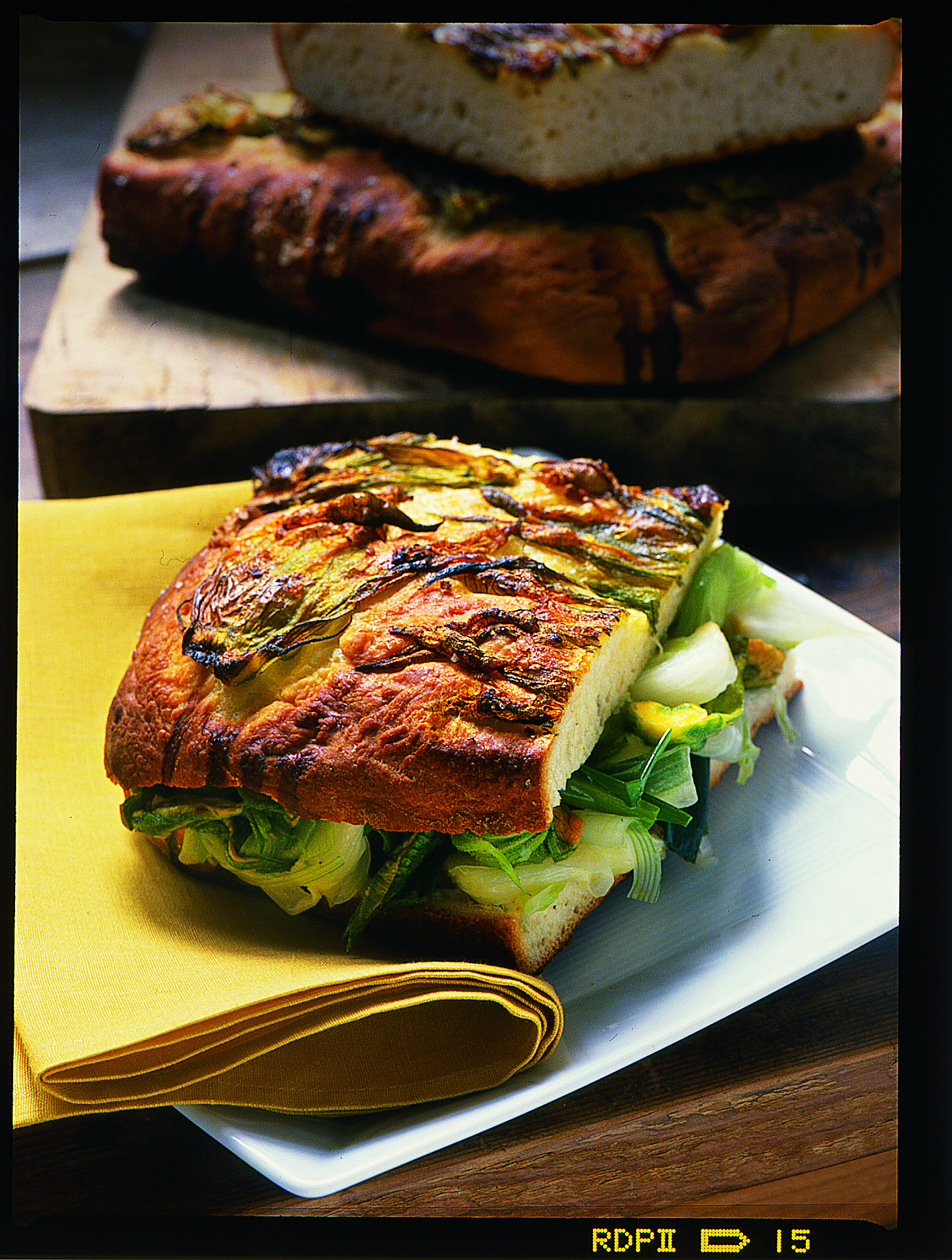 Ricetta Focaccia ripiena di fiori di zucca - Donna Moderna