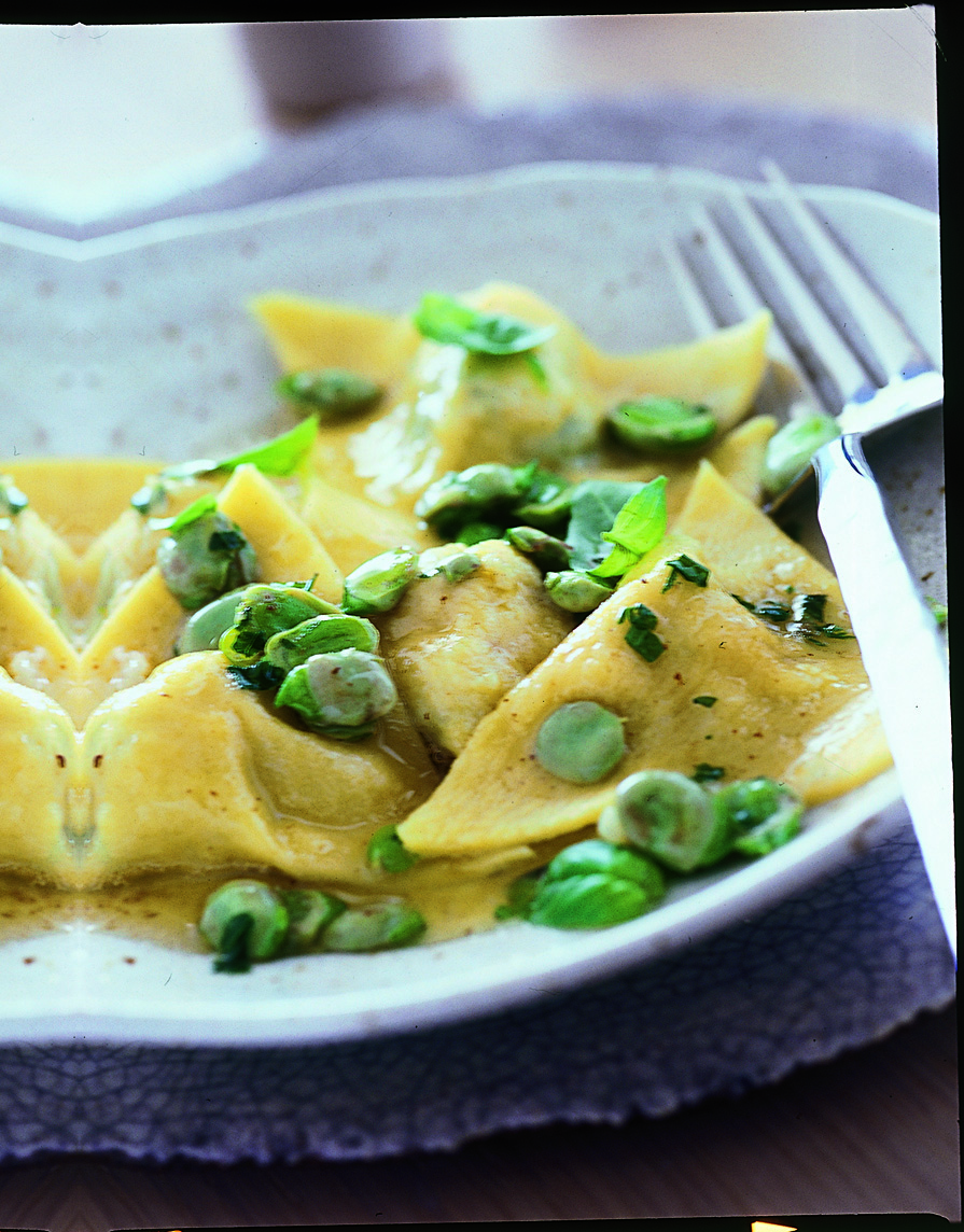 Ricetta Ravioli di gamberetti con fave, cipollotti e basilico - Donna ...