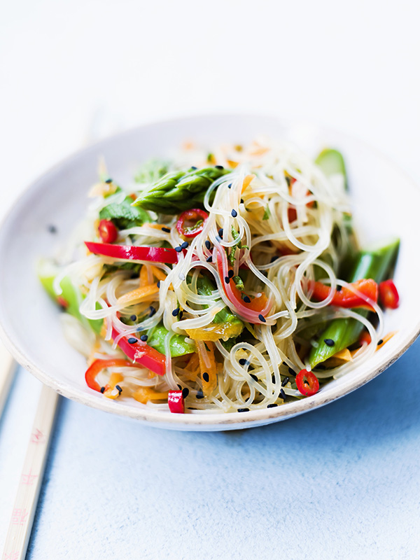 Ricette veloci: spaghetti di soia con verdure e gamberi - Donna Moderna