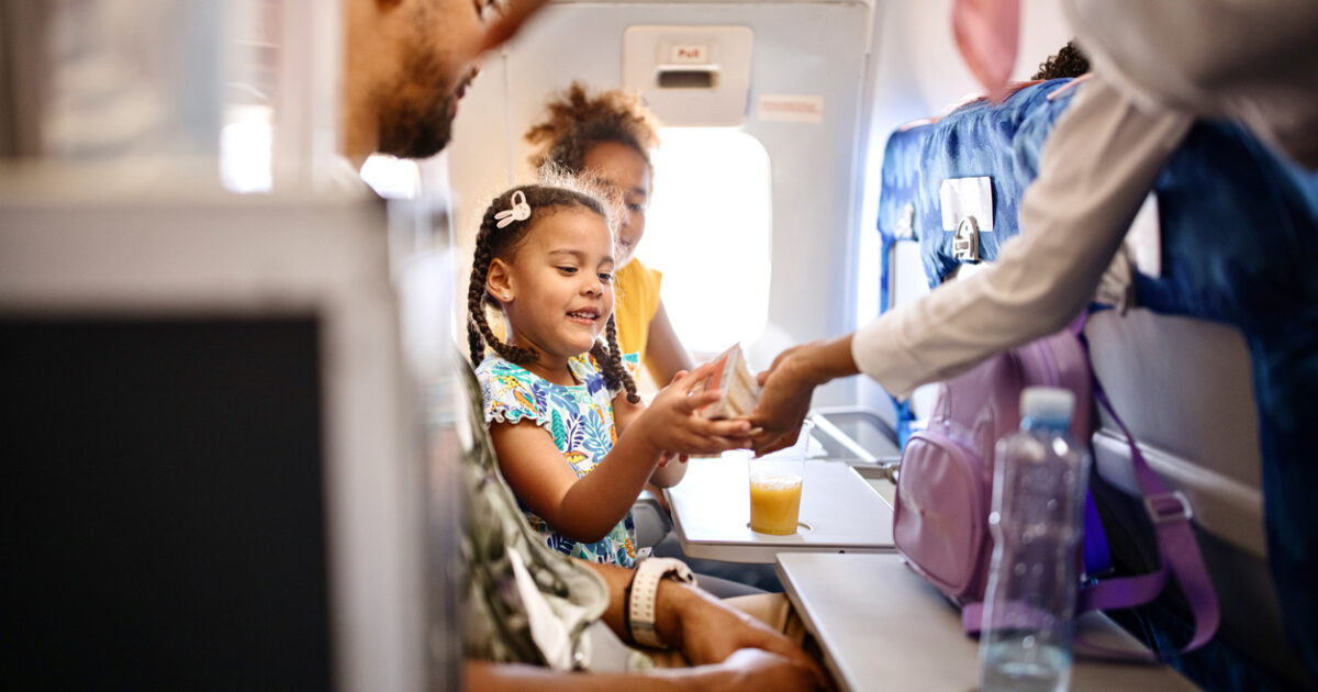 Viaggio in aereo con i bambini: tutti i nostri consigli - Donna Moderna