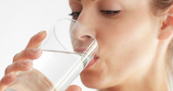 Come bere l'acqua nel modo corretto - Donna Moderna