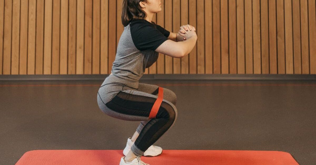 Come fare lo squat con l'elastico - Donna Moderna