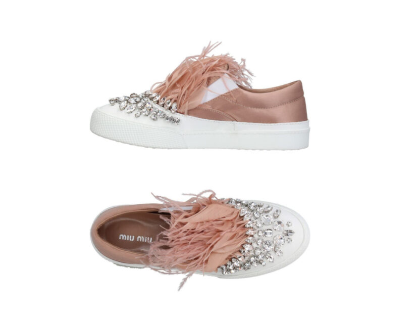 Le piume si posano su capi e accessori dell'estate 2019 - Donna Moderna