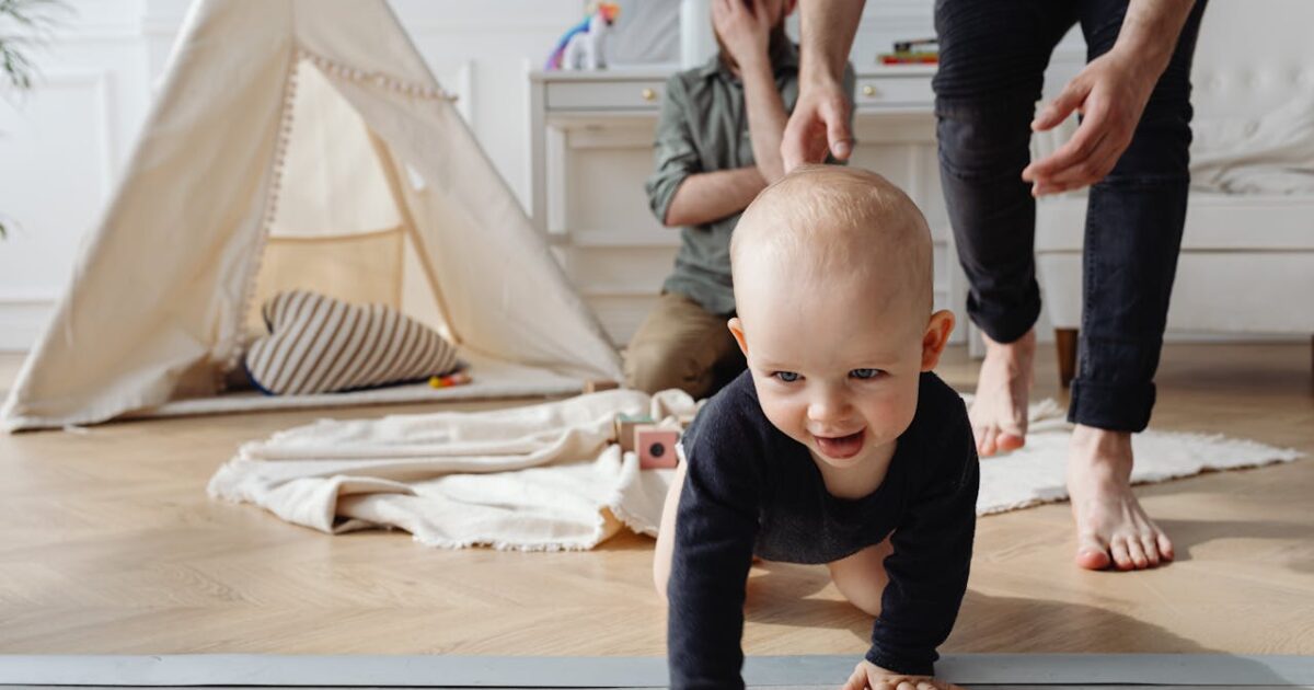 Come stimolare il bambino a gattonare - Donna Moderna