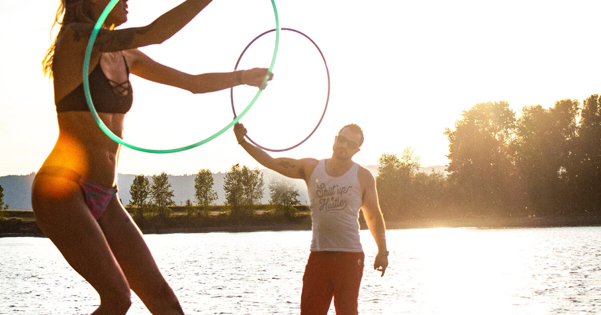 Hula Hoop: benefici ed esercizi fitness per allenarsi e divertirsi - Donna Moderna