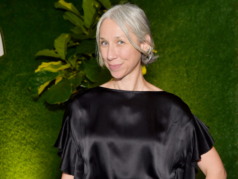 Alexandra Grant, i capelli bianchi e il messaggio body-positive - Donna ...