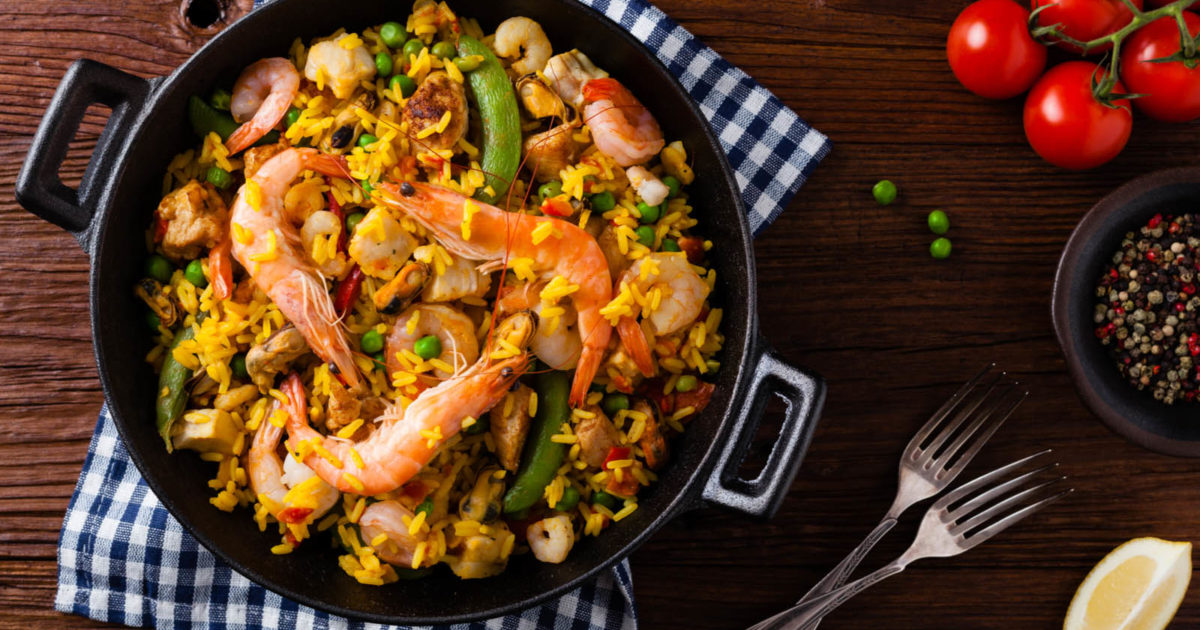 Ricetta della paella tradizionale, mista, di pesce e di carne - Donna ...