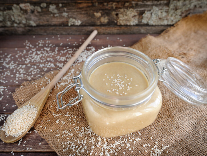 Salsa tahina: ricetta per farla in casa, dove comprarla e come usarla ...