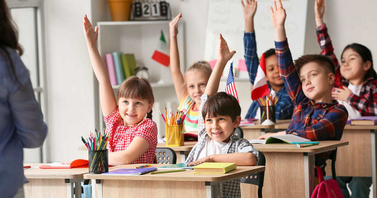 A scuola con il grembiule giallo per la parità di genere - Donna Moderna
