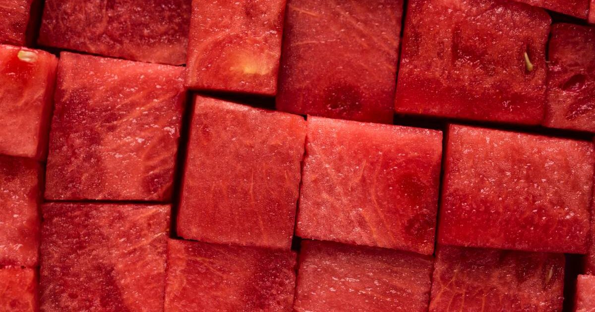 Come tagliare l'anguria a cubetti in meno di un minuto - Donna Moderna