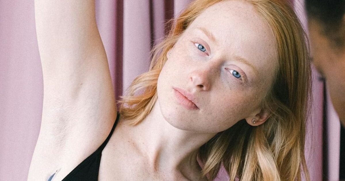 Come schiarire le ascelle ed eliminare gli aloni scuri - Donna Moderna