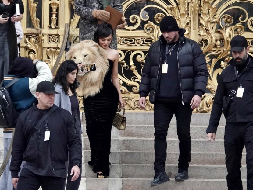 Kylie Jenner sfila con una "testa di leone" - Donna Moderna