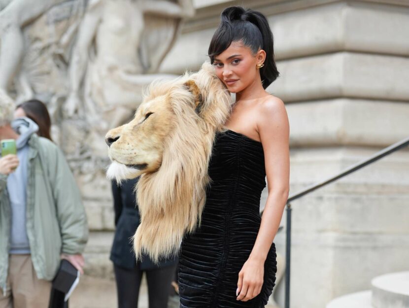 Kylie Jenner sfila con una "testa di leone" - Donna Moderna