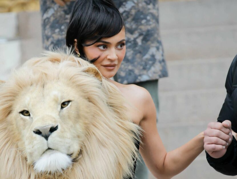 Kylie Jenner sfila con una "testa di leone" - Donna Moderna