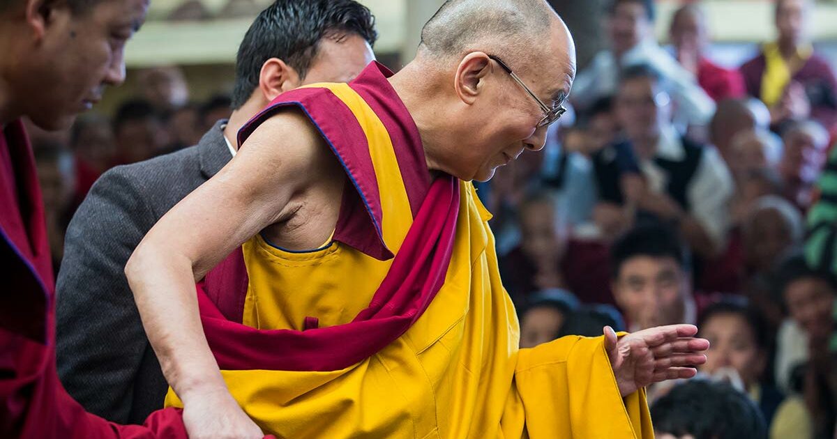 Il Dalai Lama a un bimbo: "Succhiami la lingua". È polemica - Donna Moderna