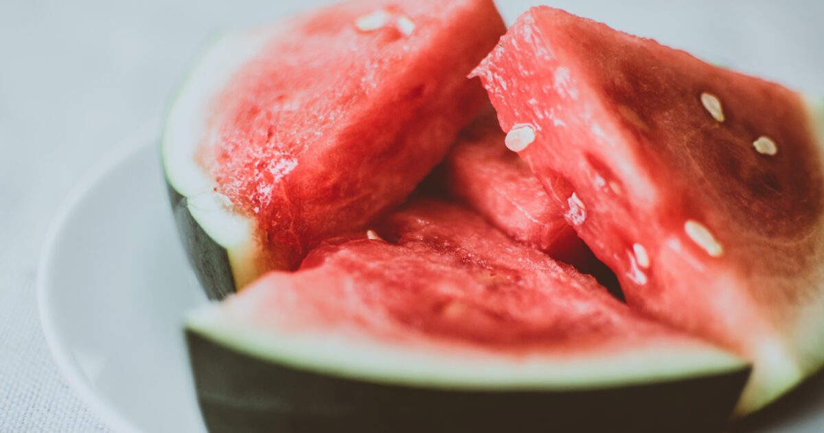 Come tagliare l'anguria a cubetti in meno di un minuto - Donna Moderna