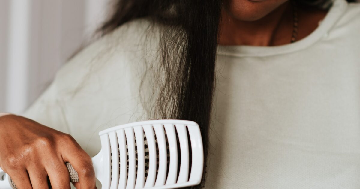 Come pulire la propria spazzola per capelli - Donna Moderna