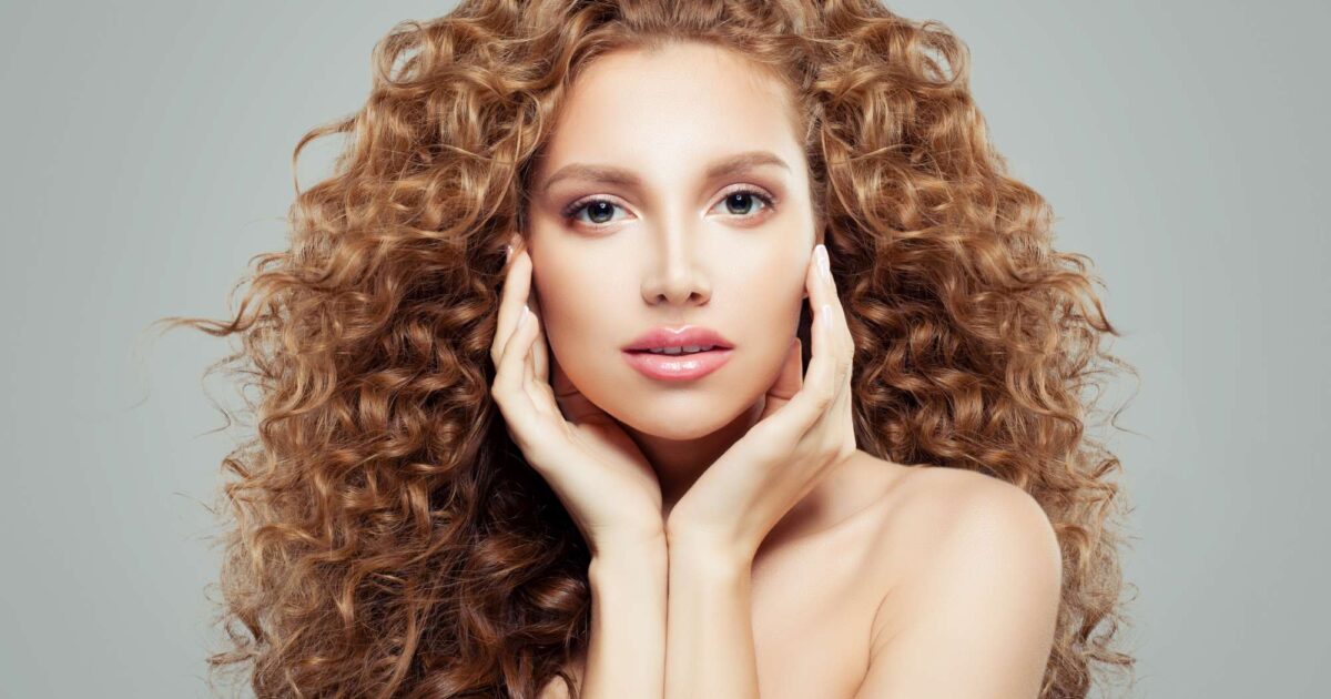 Come prendersi cura dei capelli ricci - Donna Moderna