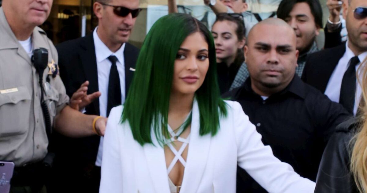 Kylie Jenner pentita delle protesi al seno, l'appello alle donne e alla ...