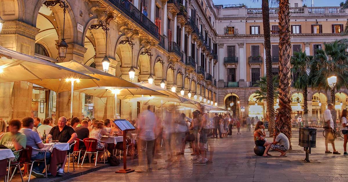 Vietato cenare da soli al ristorante: cosa succede a Barcellona ...