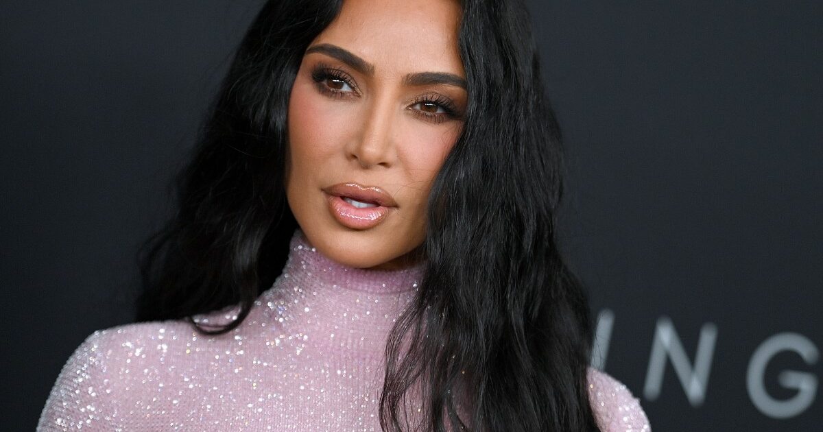 Kim Kardashian combatte la crisi climatica con il "Nipple Bra" - Donna ...