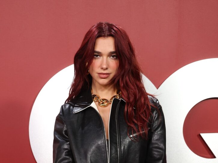 Scalda l'autunno con il rosso "cherry coke" di Dua Lipa - Donna Moderna