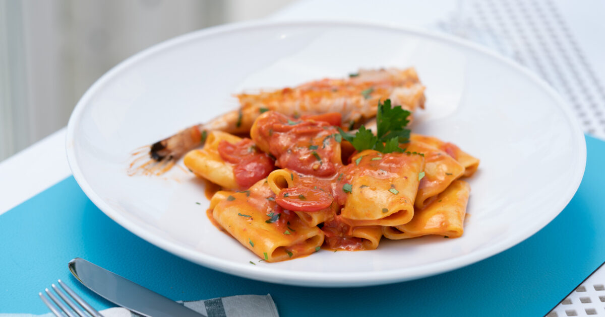 Pasta con pomodorini, pesce spada, olive e capperi - Donna Moderna