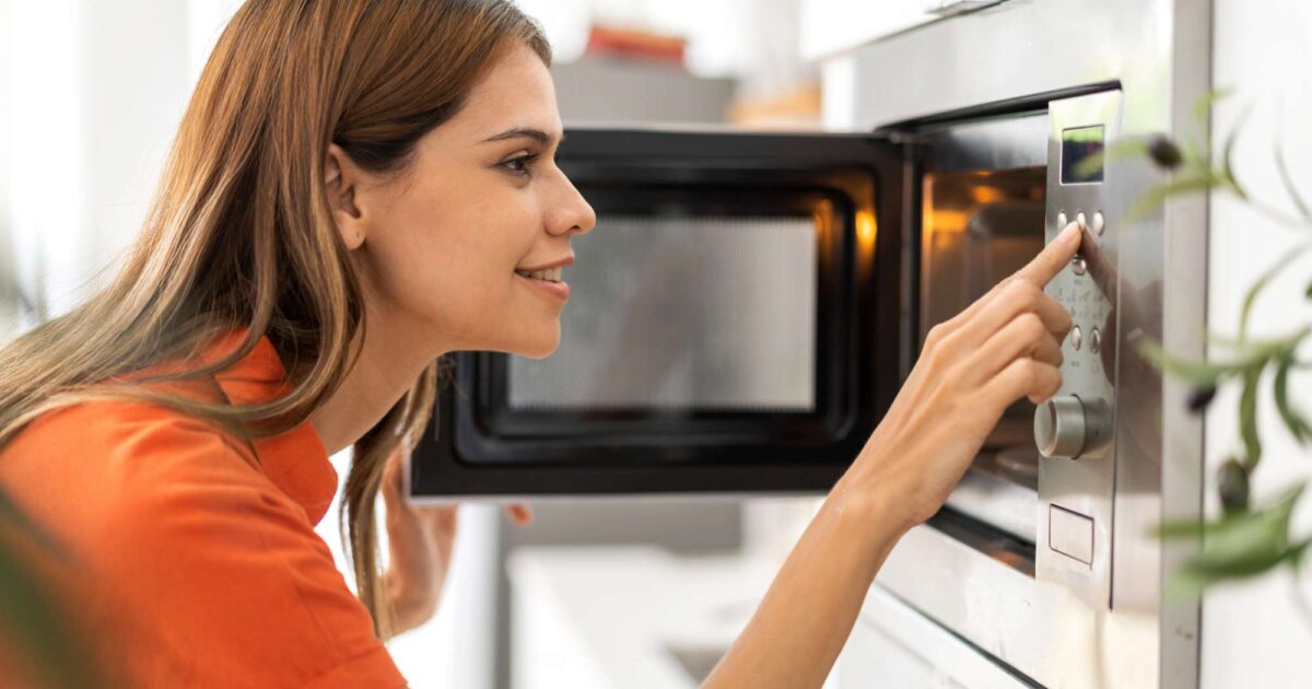 Il forno a microonde? Non uccide tutti i batteri: la ricerca - Donna Moderna