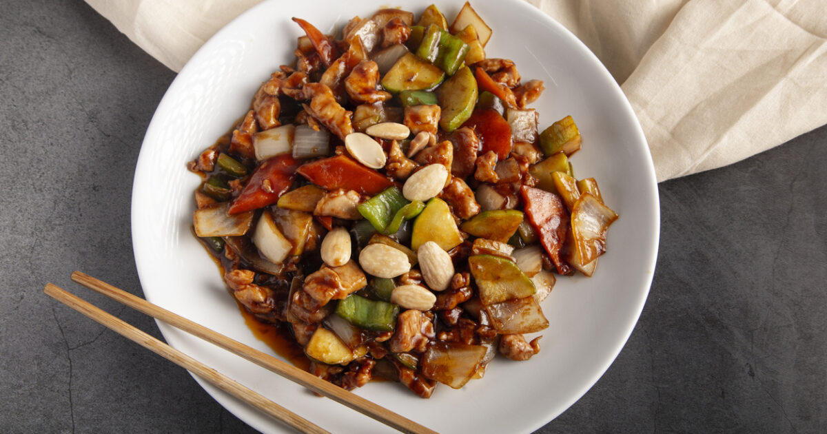 Pollo alle mandorle: la ricetta orientale - Donna Moderna