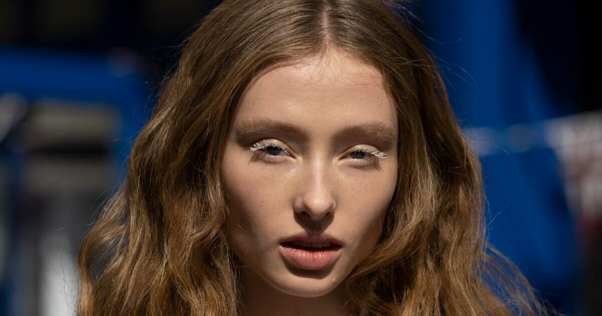 Osa con il mascara bianco come fa Lila Moss - Donna Moderna