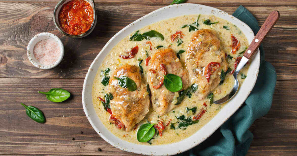 Pollo cremoso con spinaci e pomodorini: ricetta in 30 minuti - Donna ...