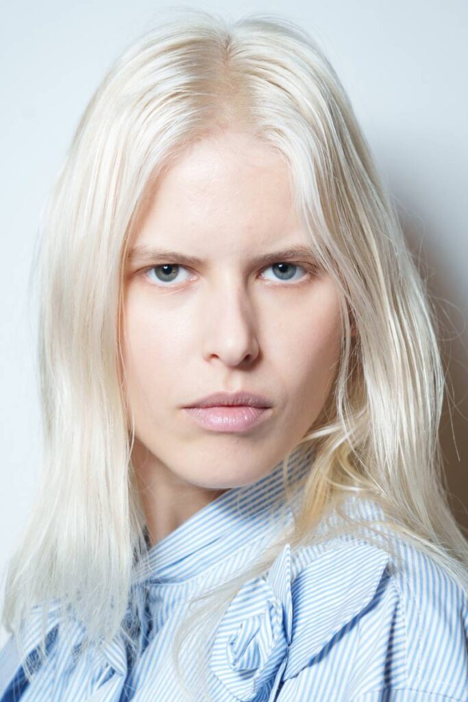 Biondo platino: tendenza capelli 2026 - Donna Moderna