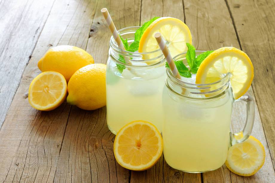 Limonata fatta in casa: ricetta classica e varianti - Donna Moderna