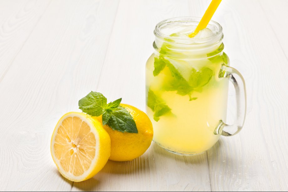 Limonata fatta in casa: ricetta classica e varianti - Donna Moderna