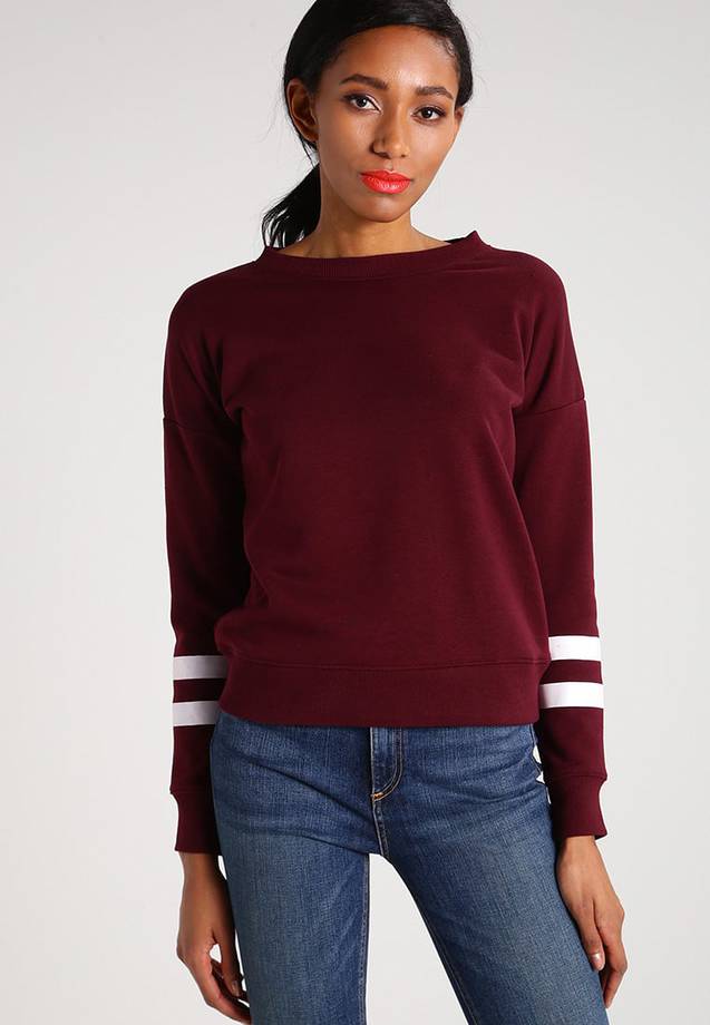 Come abbinare il rosso bordeaux | Idee look | FOTO - Donna Moderna