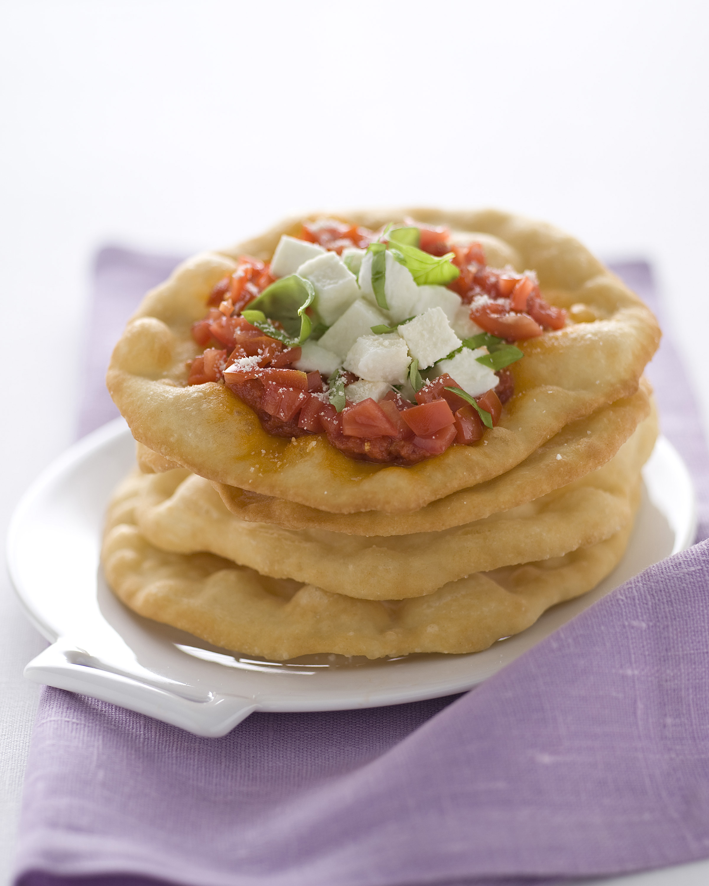 Ricetta Pizzette fritte con pomodoro e basilico | Donna Moderna