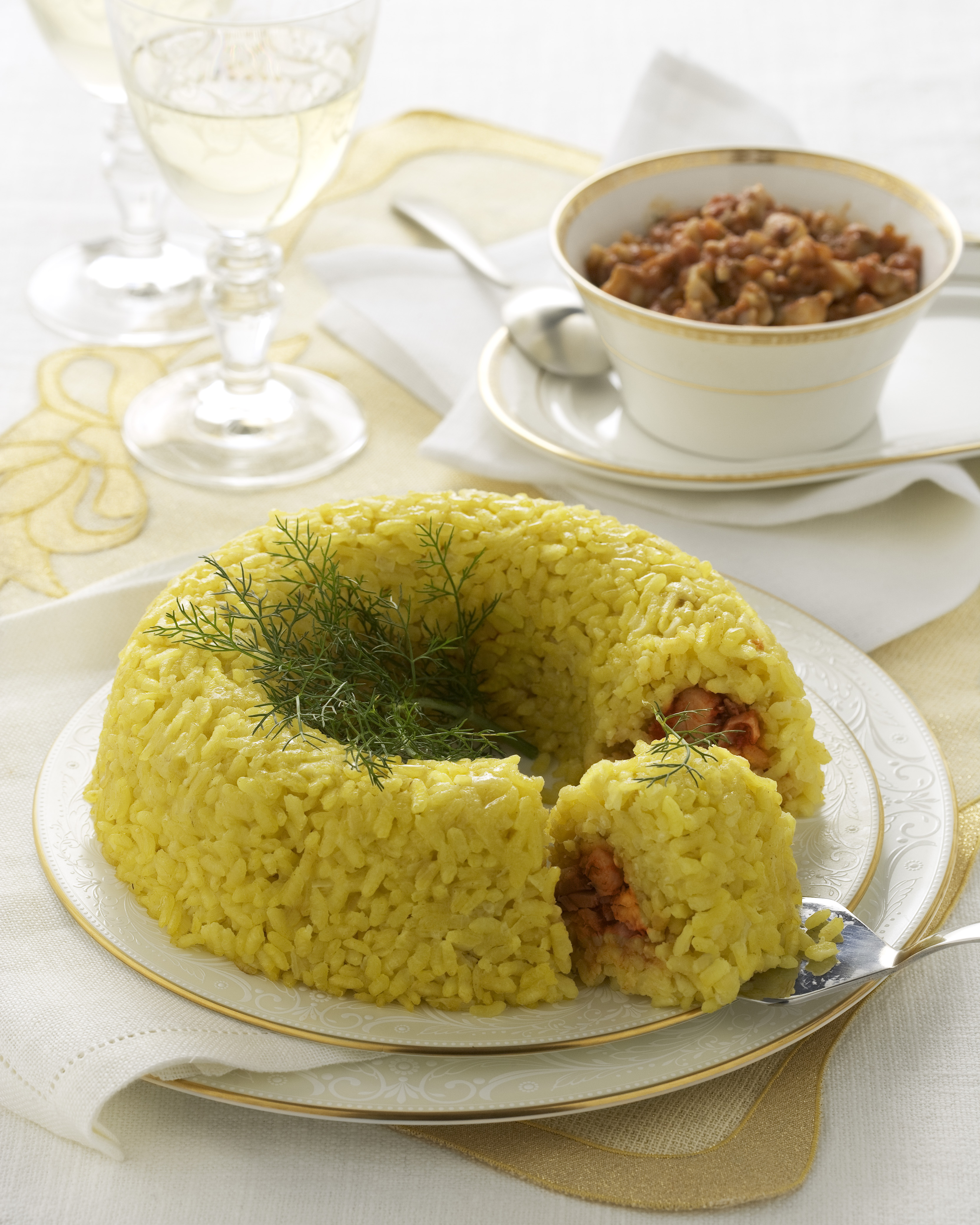 Ricetta Anello di riso giallo farcito con ragù | Donna Moderna